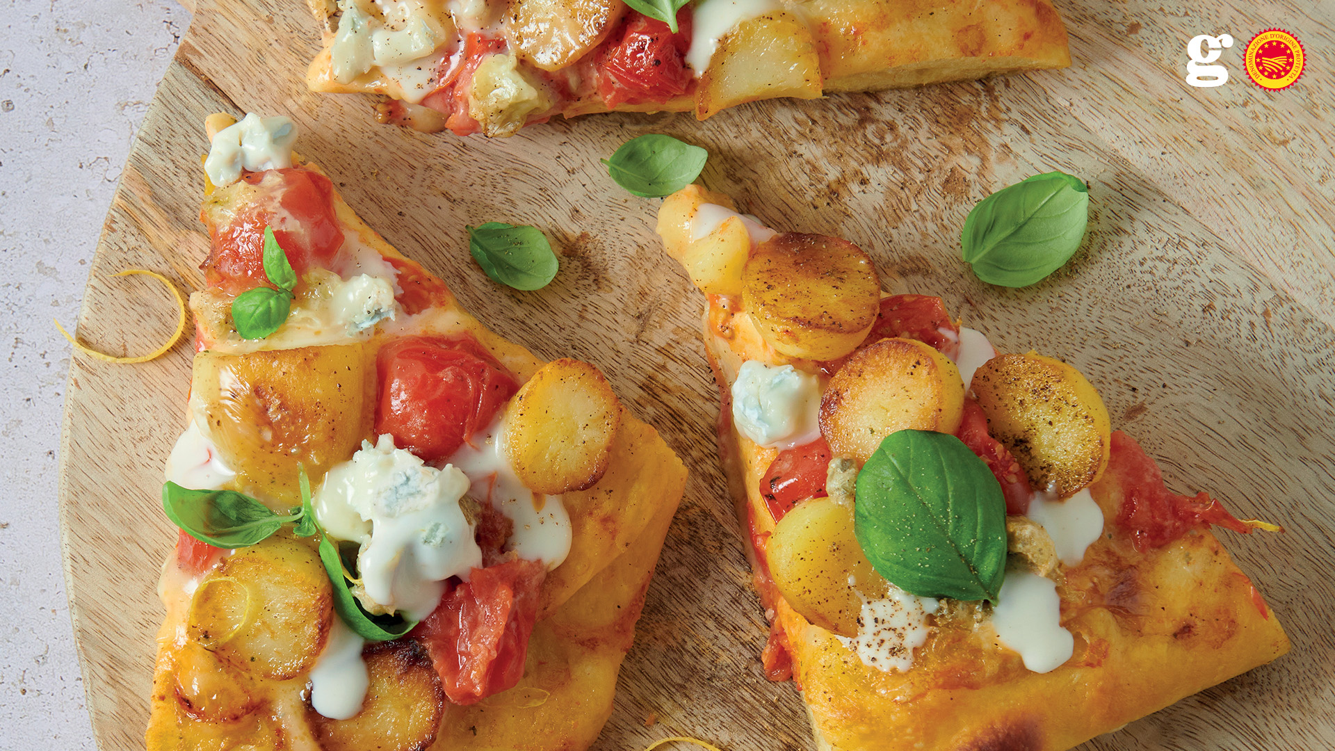 Pizza bianca con pomodori e patate arrosto, Gorgonzola Dop, olio al ...